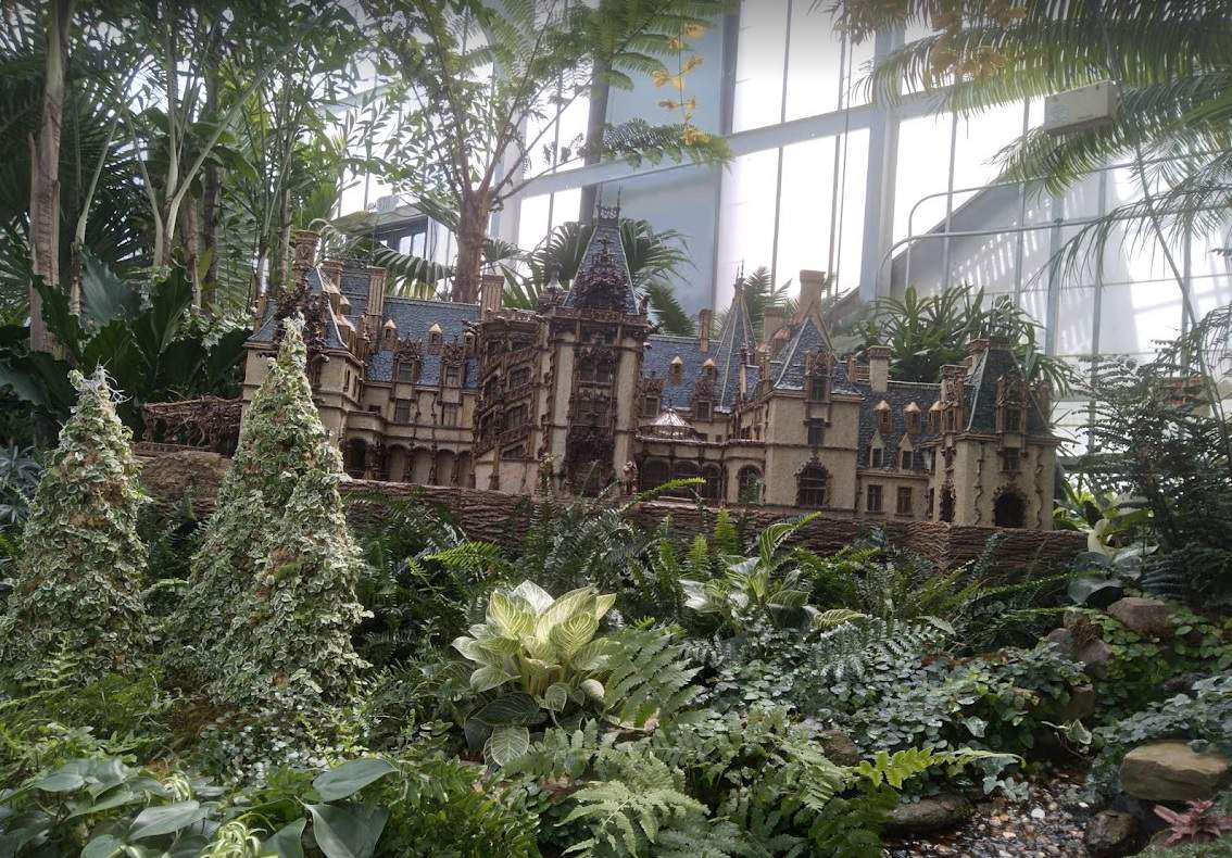 Solve Biltmore House miniature jigsaw puzzle online with 54 pieces