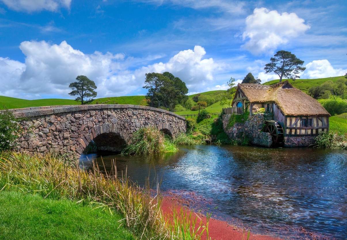 Solve hobbiton watermill jigsaw puzzle online with 96 pieces