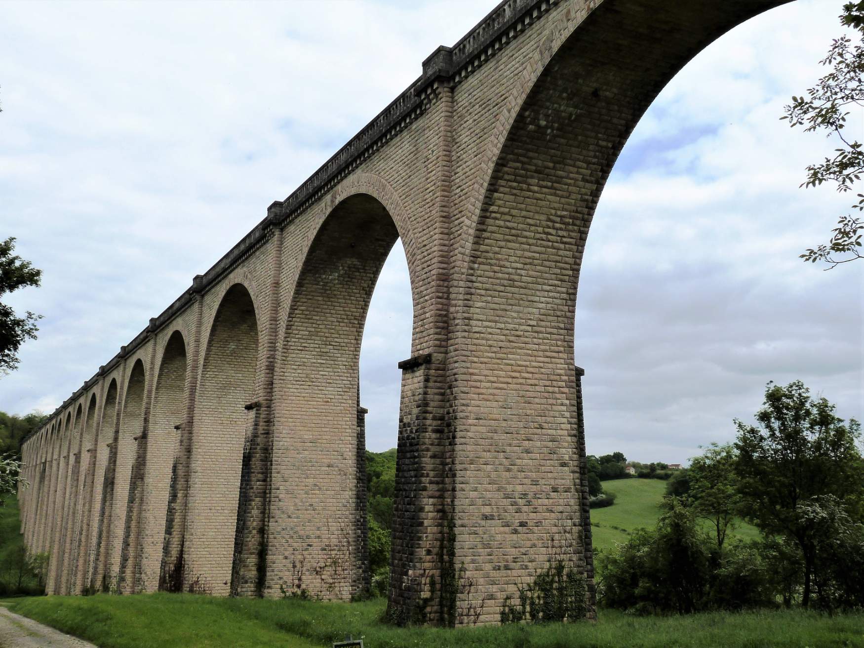 Solve Aqueduct in France jigsaw puzzle online with 154 pieces