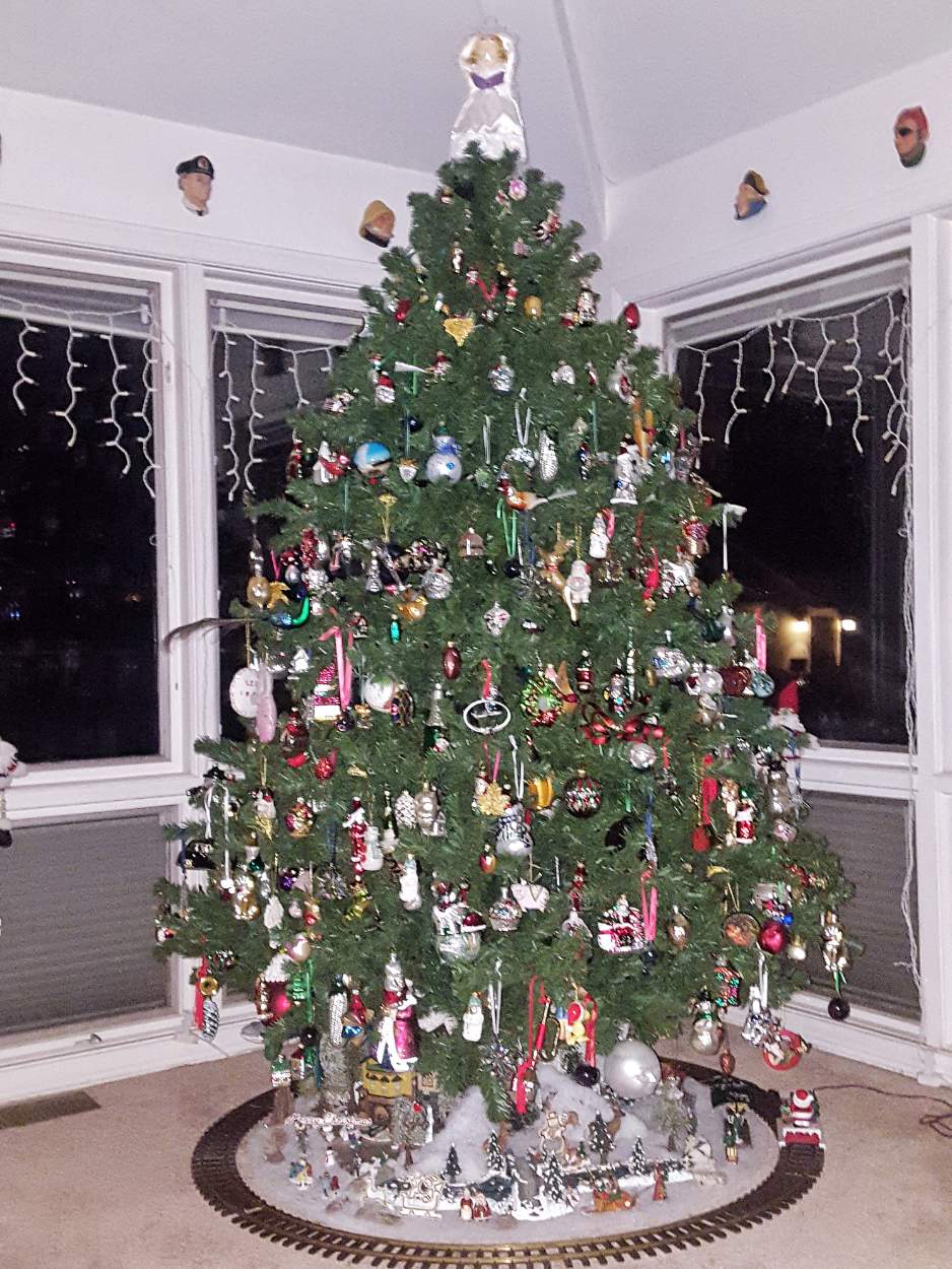 Solve Christmas Tree jigsaw puzzle online with 80 pieces