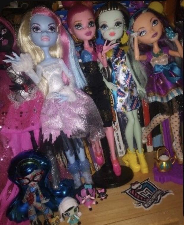 Solve monster high retro dolls jigsaw puzzle online with 120 pieces