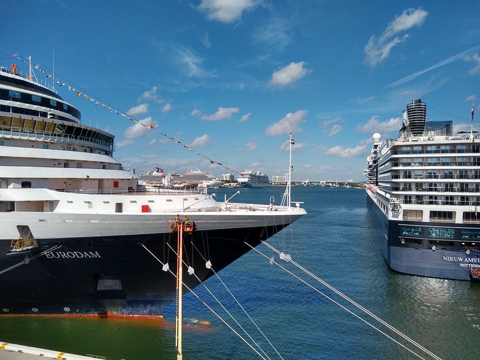 Solve Pick a ship, any ship jigsaw puzzle online with 130 pieces