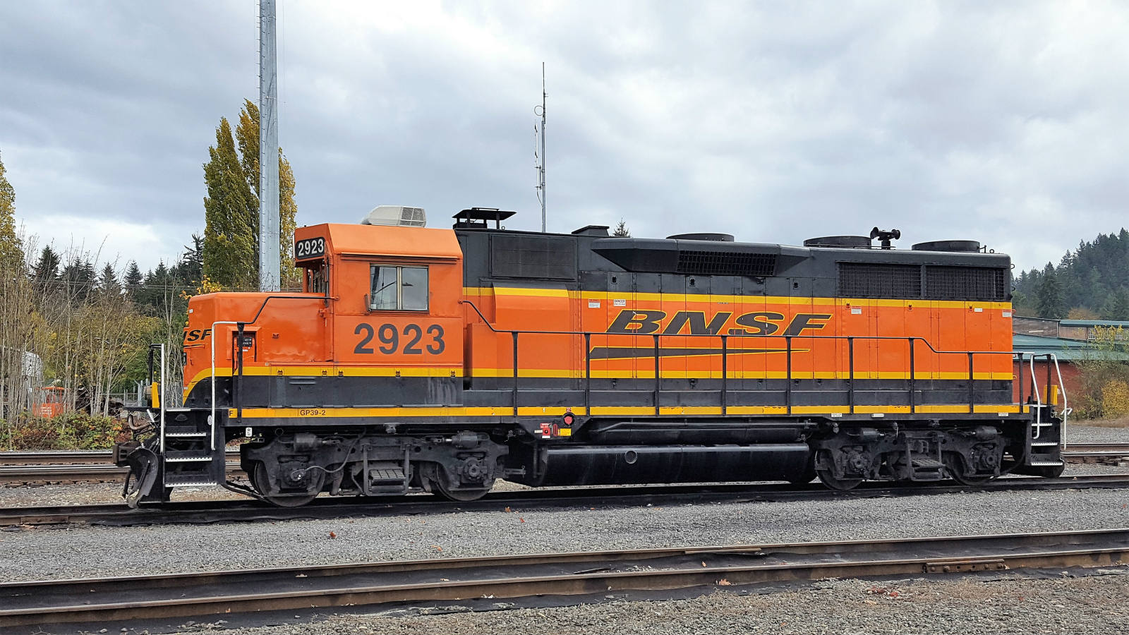 Solve BNSF GP39-2 jigsaw puzzle online with 220 pieces
