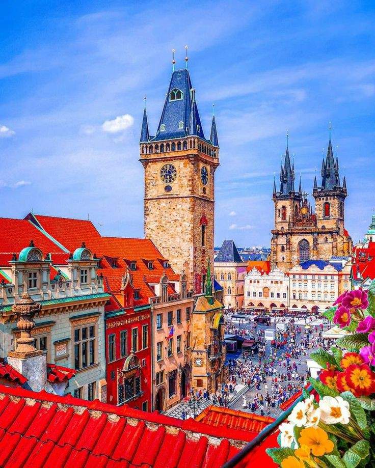 Solve TOWN SQUARE jigsaw puzzle online with 63 pieces