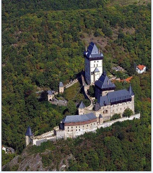 Solve Hrad Karlštejn jigsaw puzzle online with 72 pieces
