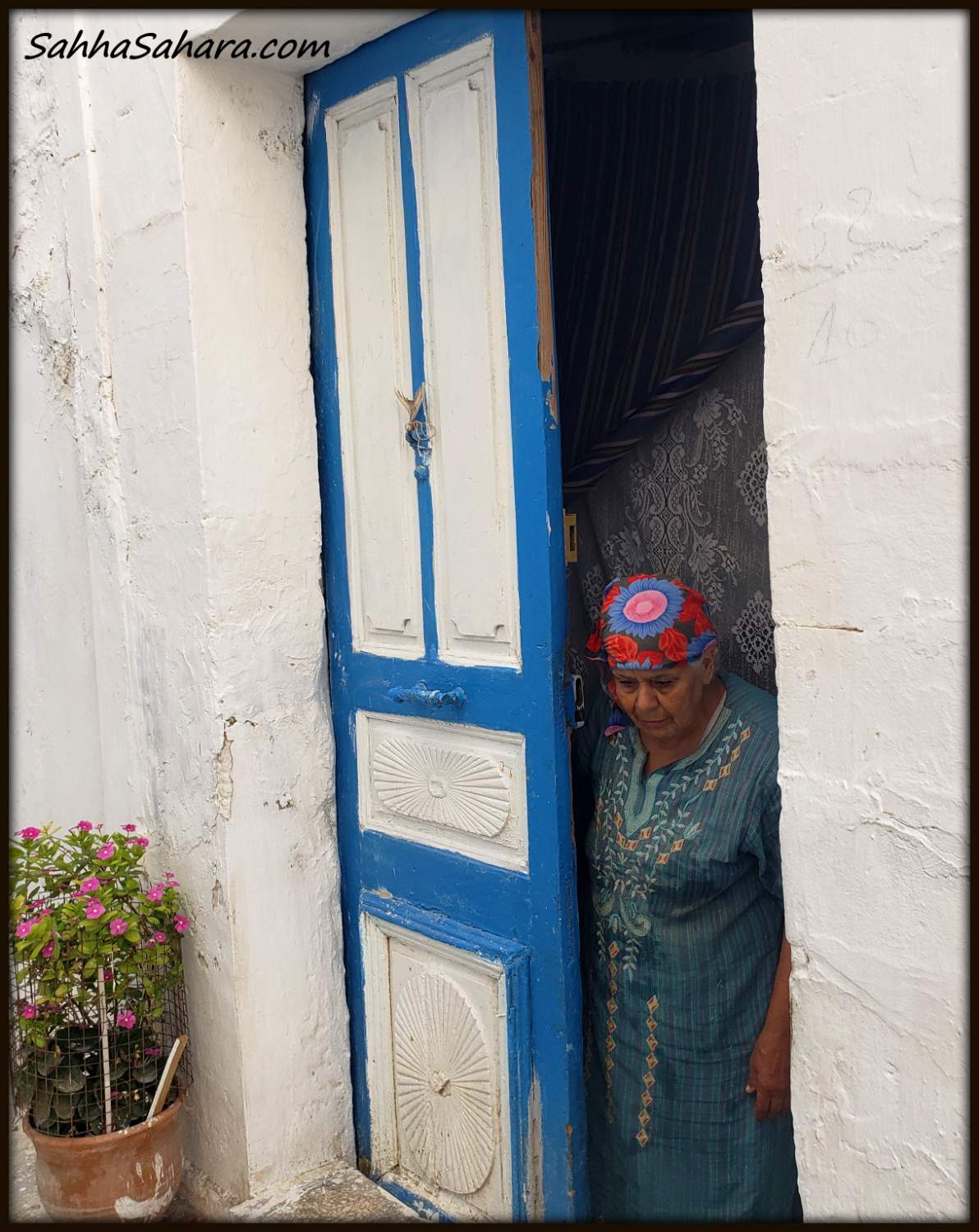 Solve Omi going out, Tunisia jigsaw puzzle online with 252 pieces