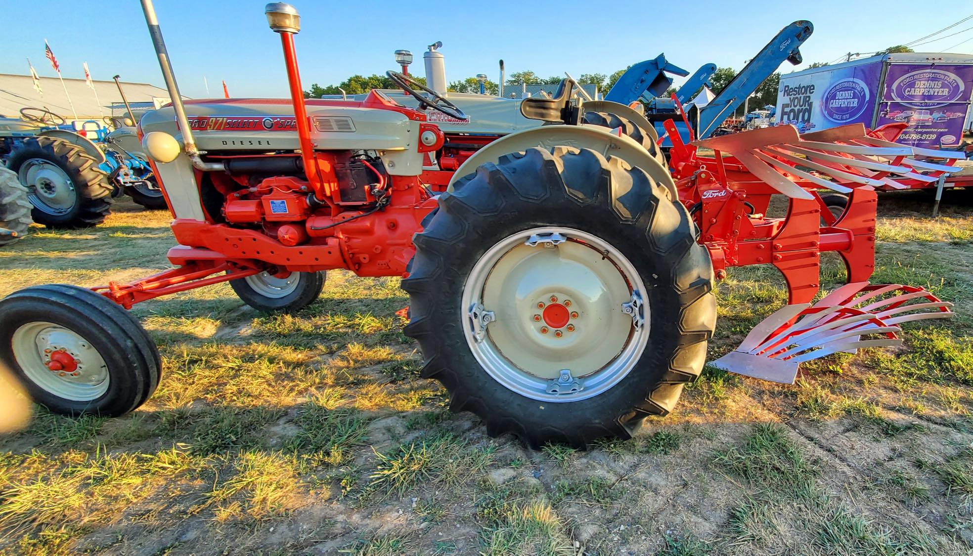 Solve Ford 971 tractor jigsaw puzzle online with 153 pieces