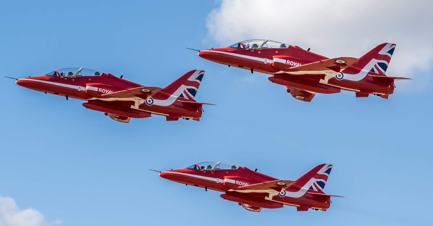 Solve Red Arrows, Southend Airport jigsaw puzzle online with 66 pieces