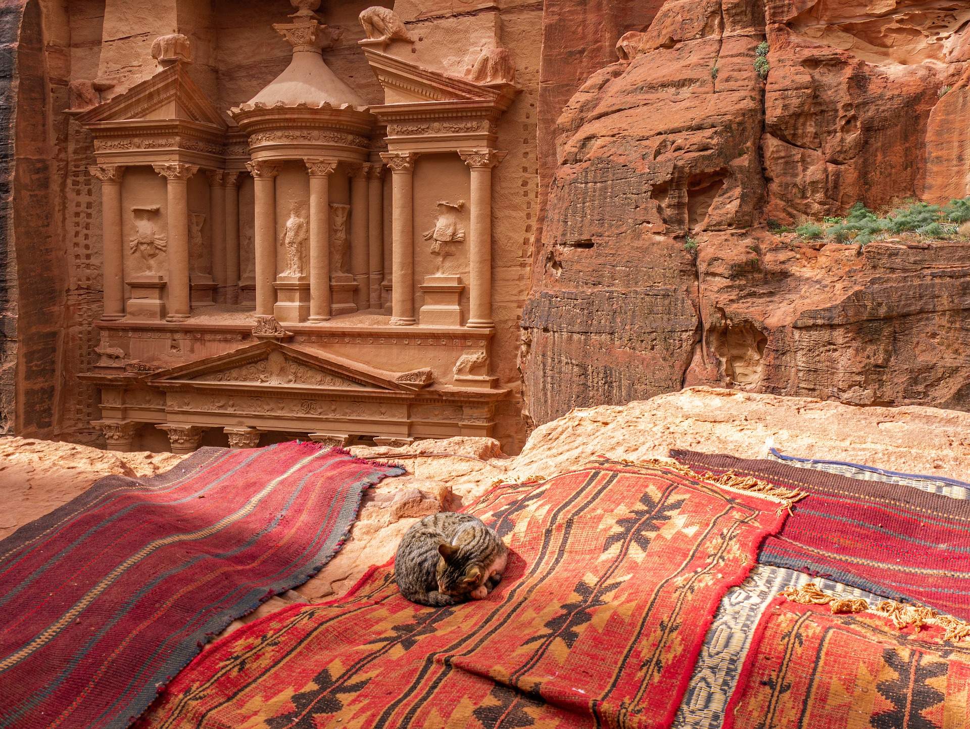 Solve Petra jigsaw puzzle online with 336 pieces