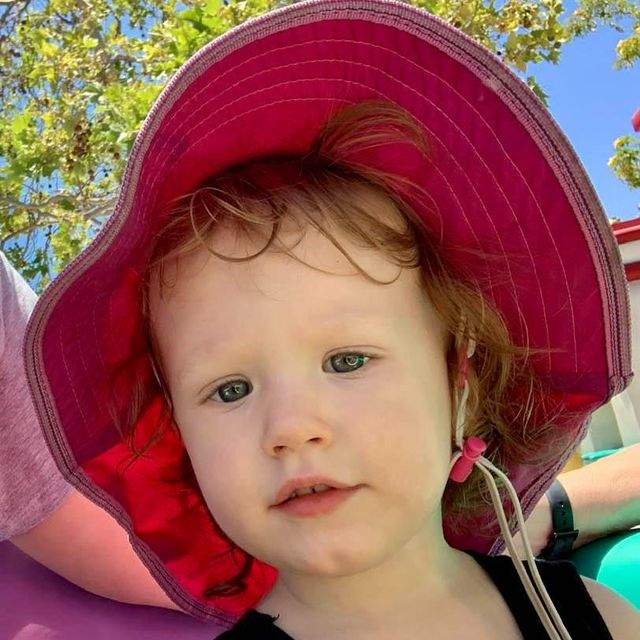 Solve Red Hat jigsaw puzzle online with 110 pieces