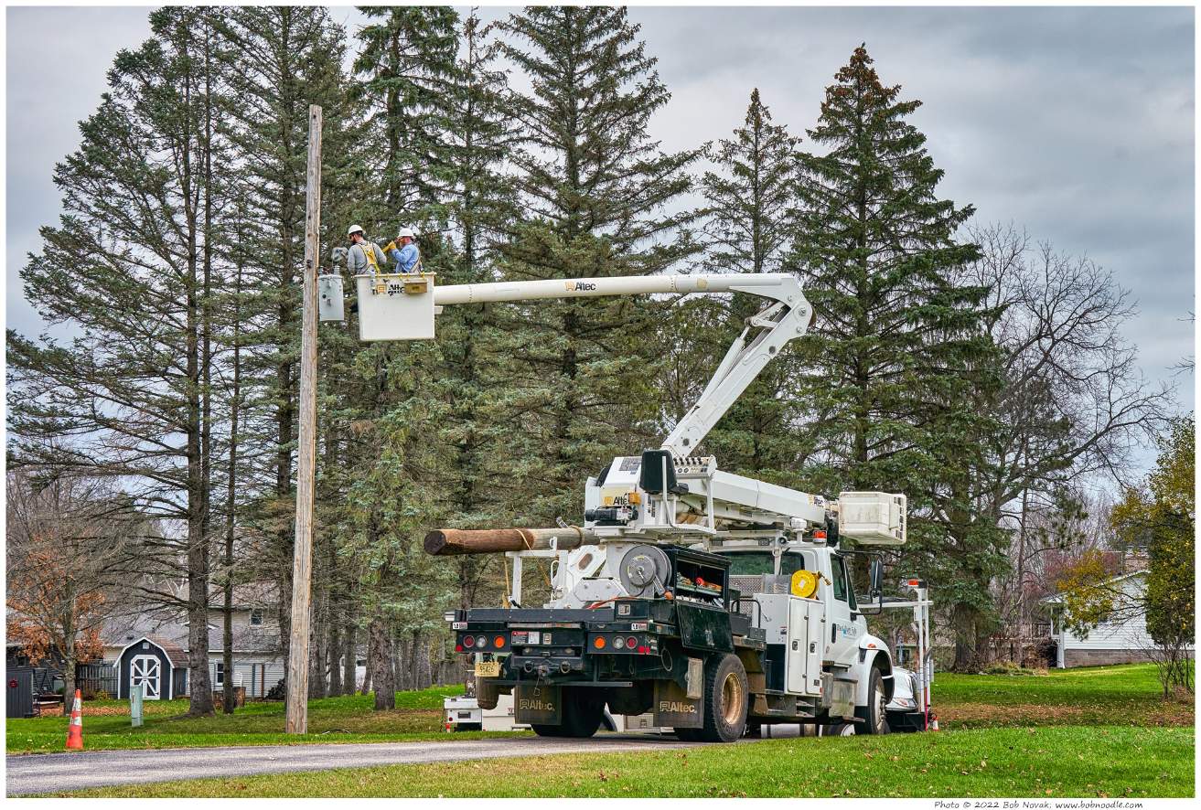 Solve The Linemen jigsaw puzzle online with 24 pieces