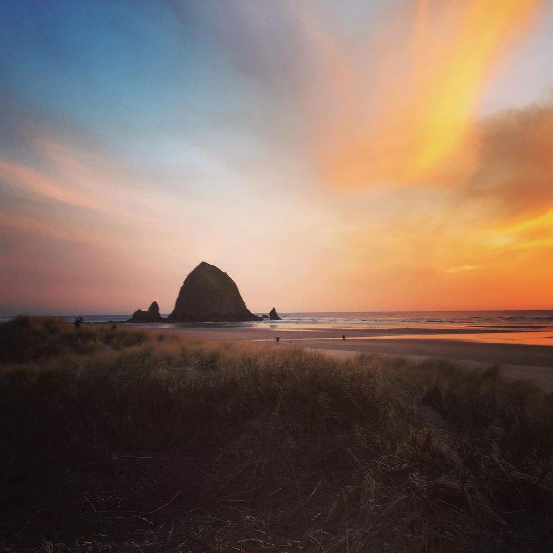 Solve HAYSTACK ROCK, OR jigsaw puzzle online with 225 pieces