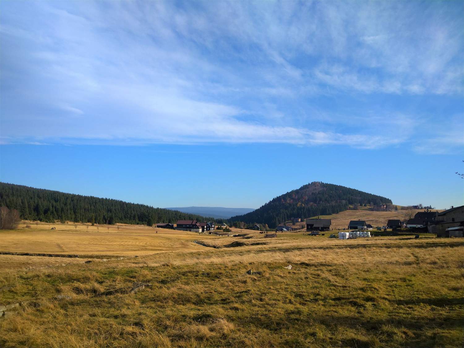 Solve Hora Bukovec (1005 m n. m.) a osada Jizerka, Jizerské hory, Česko ...
