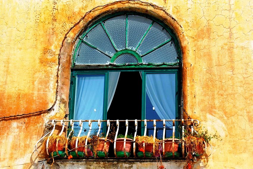 Solve positano window jigsaw puzzle online with 77 pieces