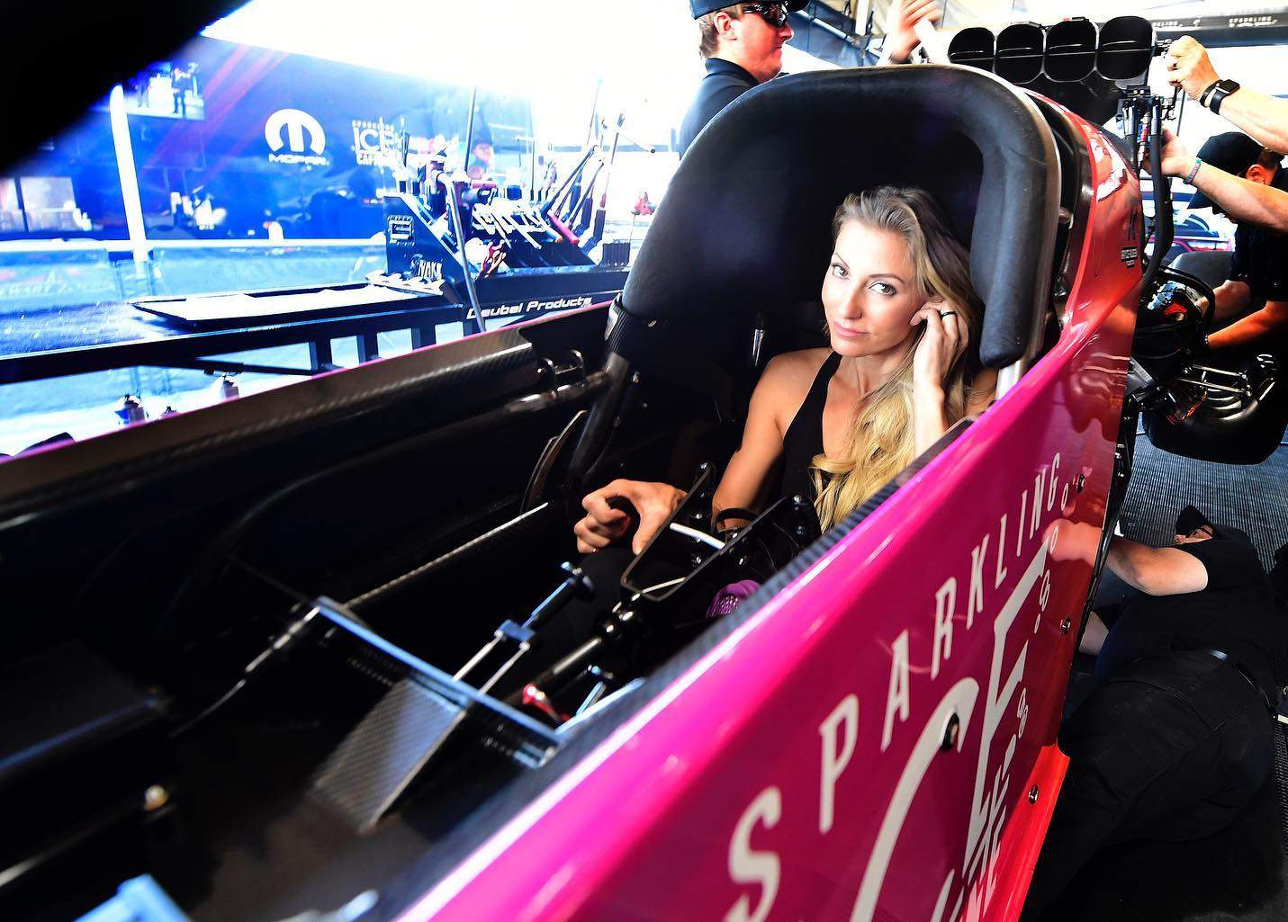 Solve Drag Racing Lady jigsaw puzzle online with 88 pieces