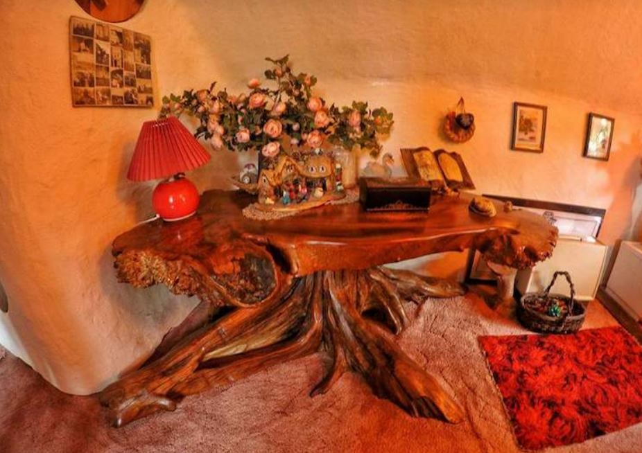 Solve Hobbit Table jigsaw puzzle online with 70 pieces