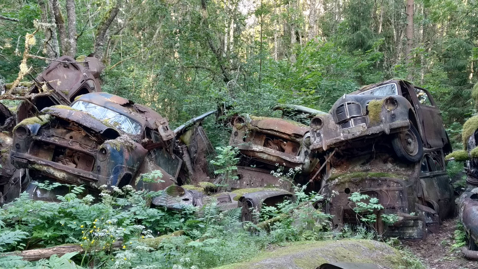 Solve Ivans junkyard, Bastnäs jigsaw puzzle online with 336 pieces