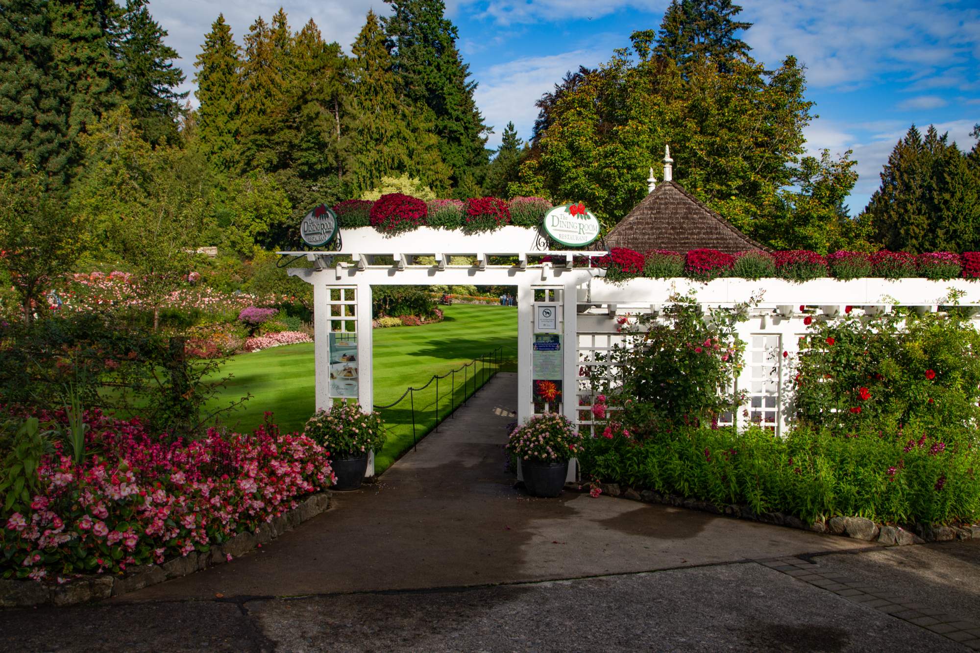 Solve Welcome to the Butchart Gardens Dining Room jigsaw puzzle online ...
