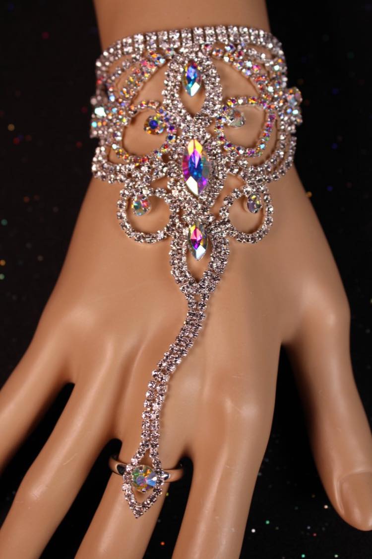 Solve Hand Bling jigsaw puzzle online with 24 pieces