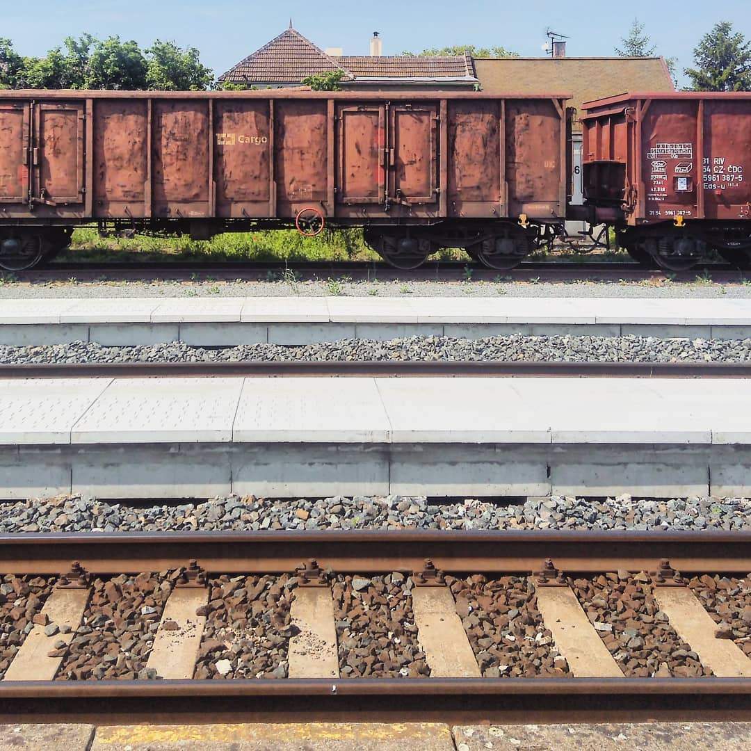 Solve Rails jigsaw puzzle online with 100 pieces