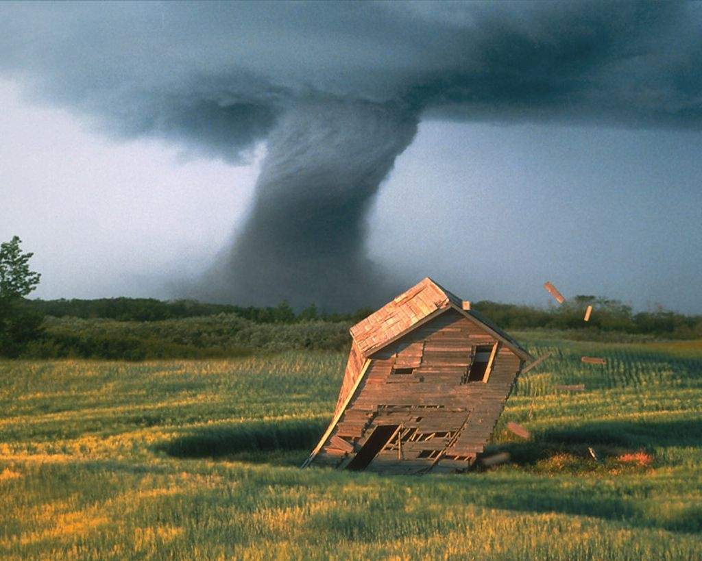 Solve Tornado jigsaw puzzle online with 120 pieces