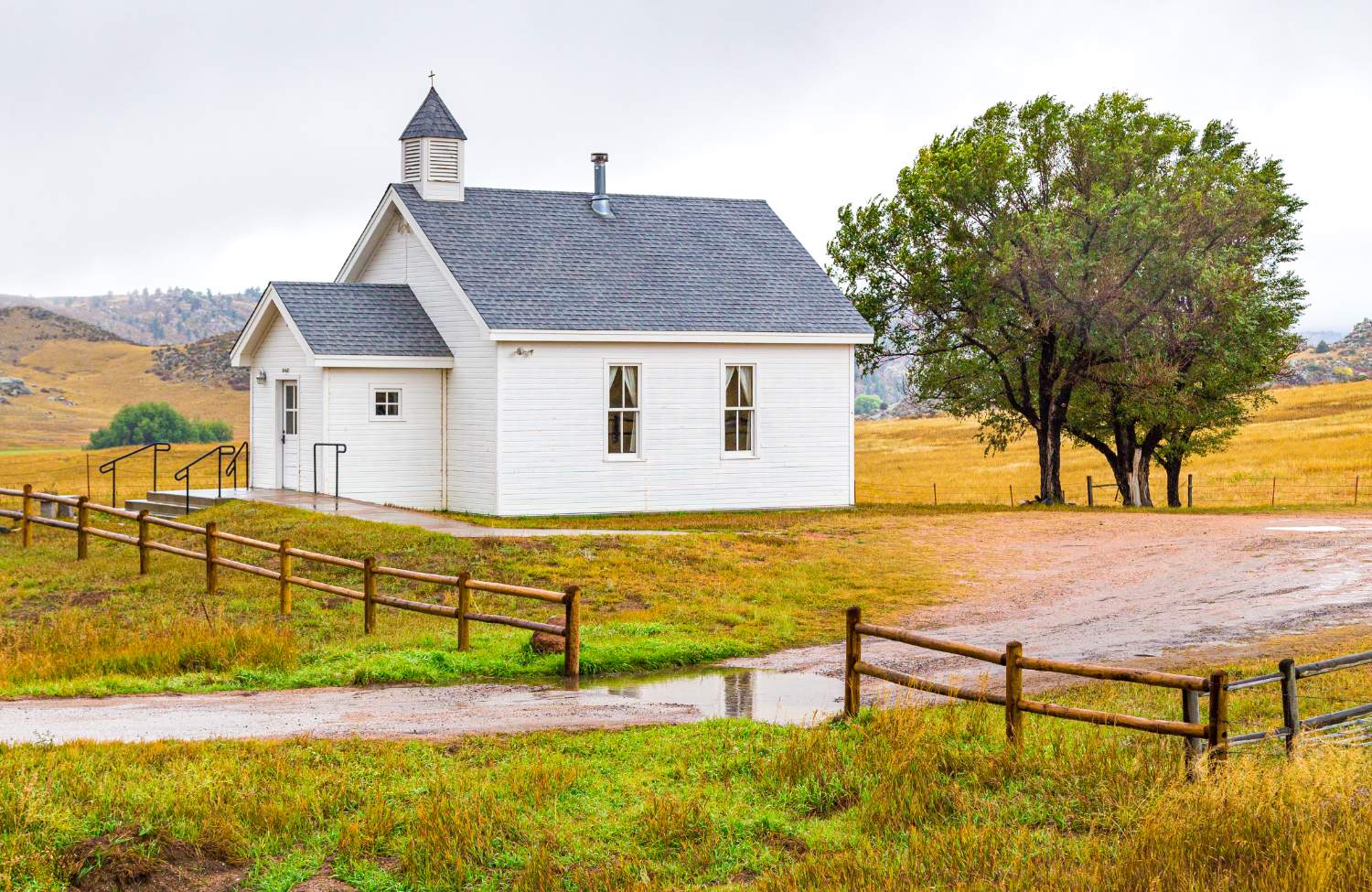 Solve VIRGINIA DALE COMMUNITY CHURCH jigsaw puzzle online with 96 pieces
