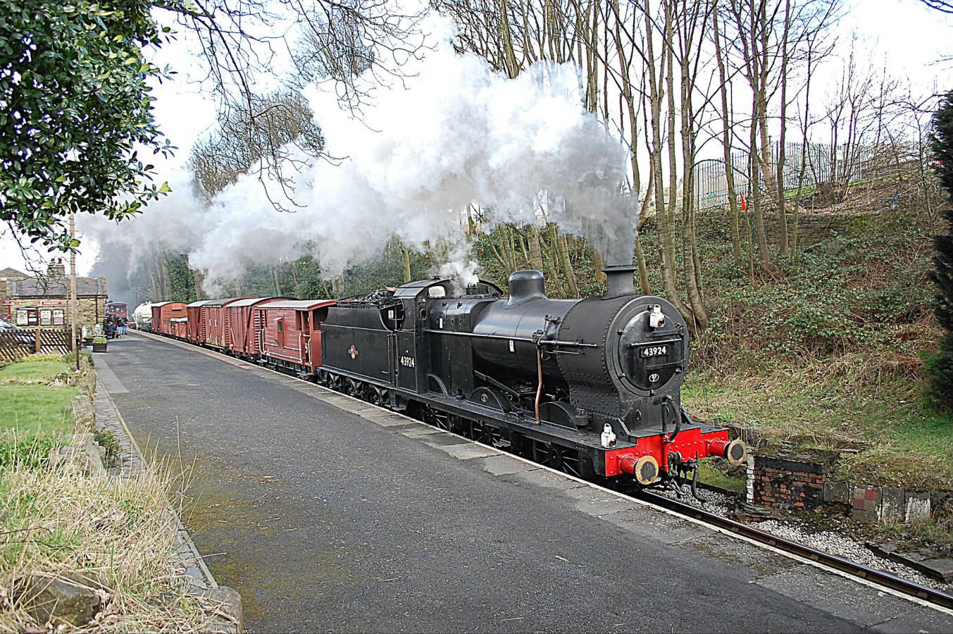 Solve Midland 4F no 43924 passing through Ingrow West jigsaw puzzle ...