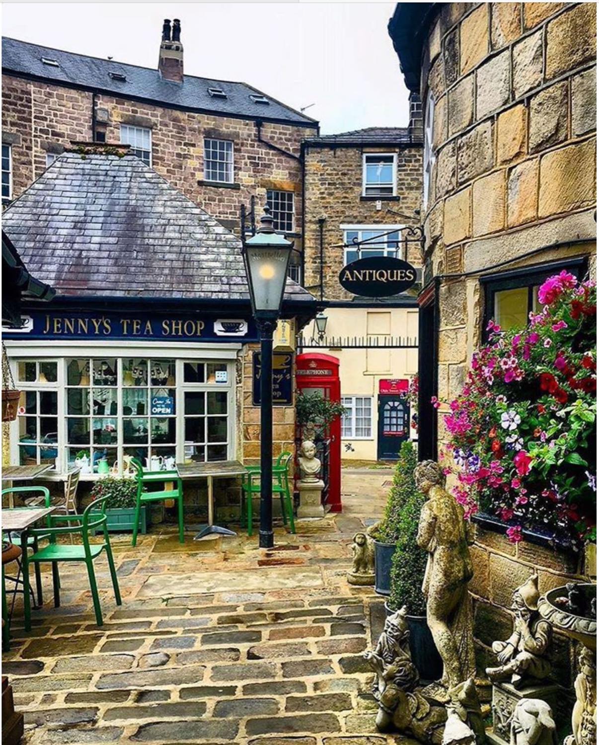 Solve Harrogate. Yorkshire. jigsaw puzzle online with 500 pieces