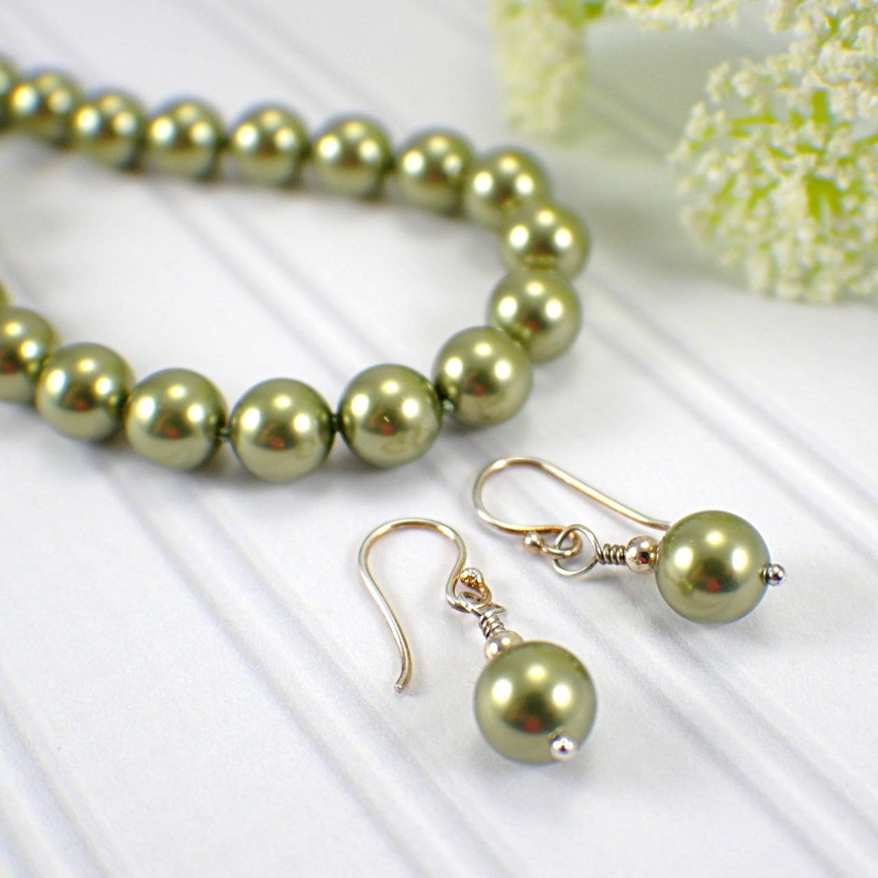 Solve Lime Green Pearls jigsaw puzzle online with 144 pieces