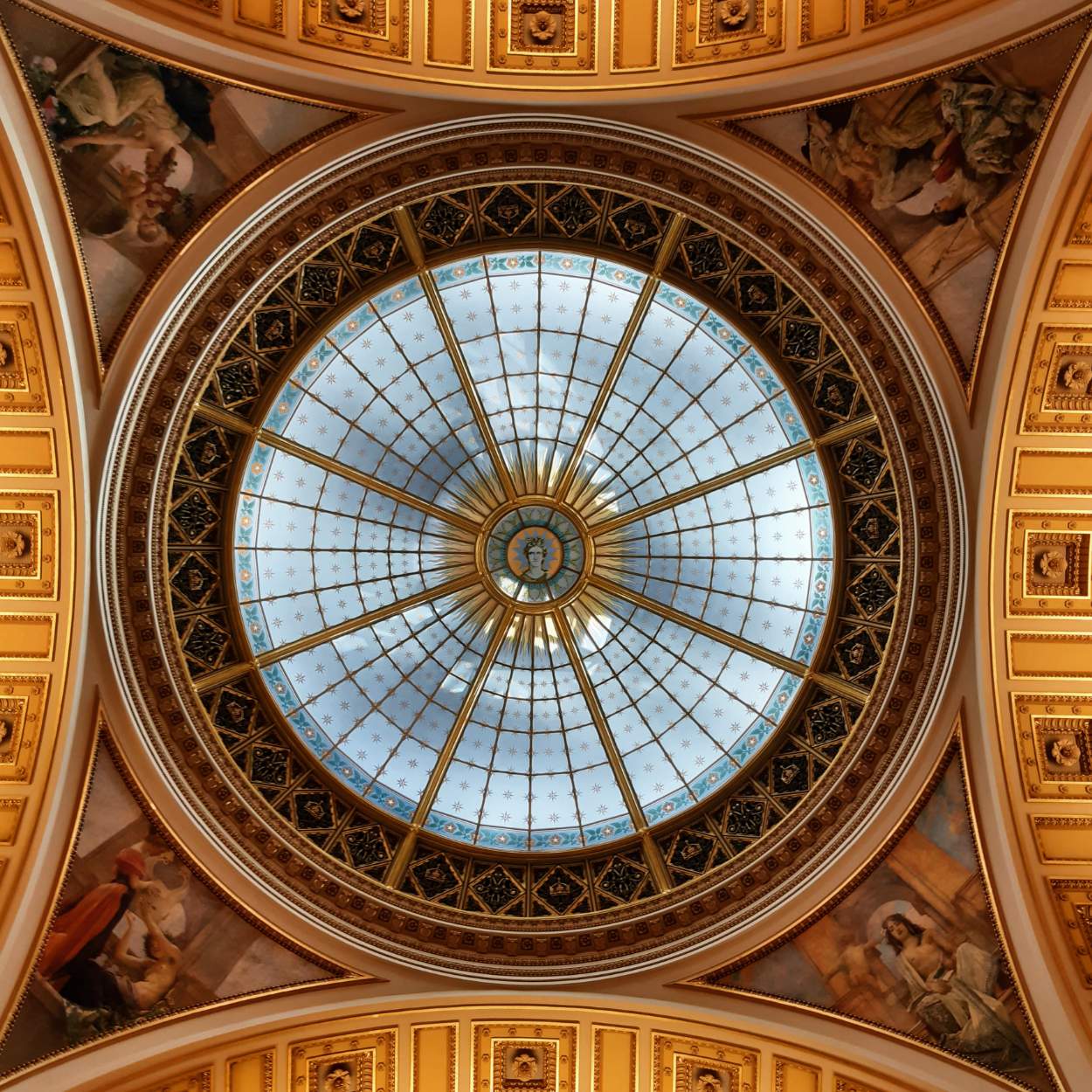 Solve Ceiling jigsaw puzzle online with 100 pieces