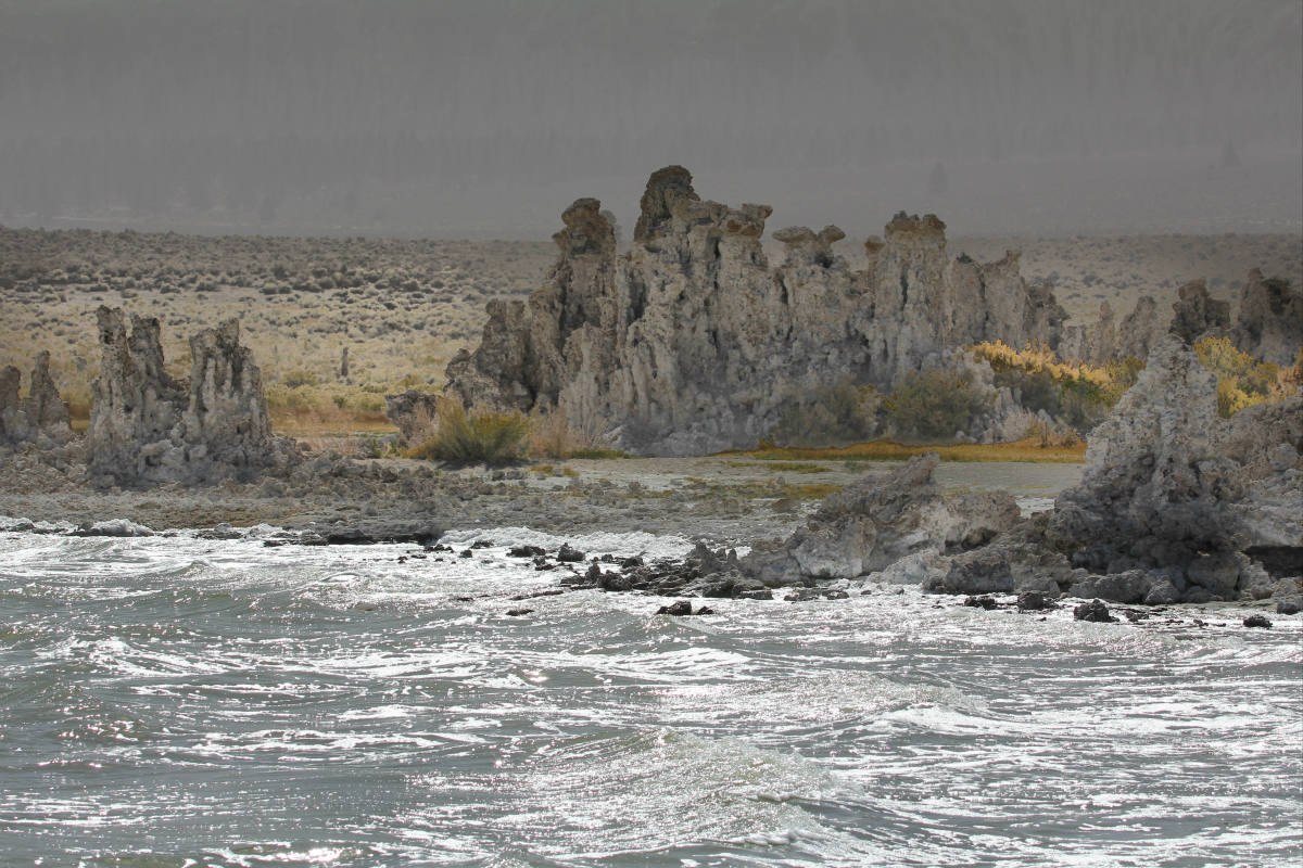 Solve MONO LAKE jigsaw puzzle online with 77 pieces