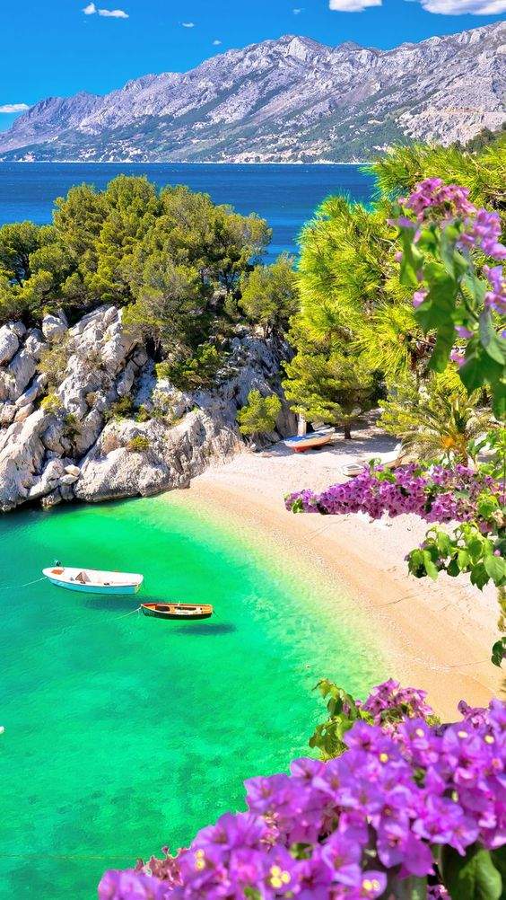 Solve Praia de Brela, Croácia jigsaw puzzle online with 84 pieces