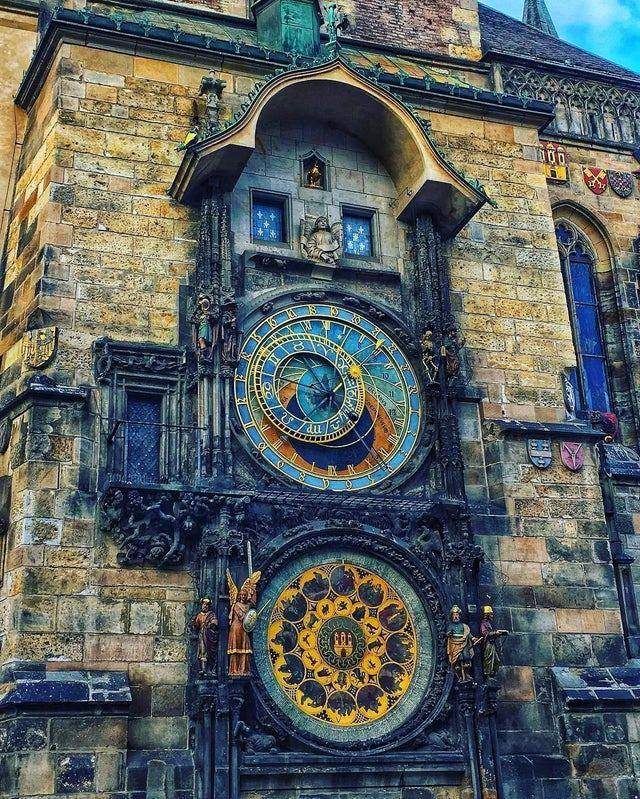 Solve Astronomical Clock in Prague jigsaw puzzle online with 99 pieces