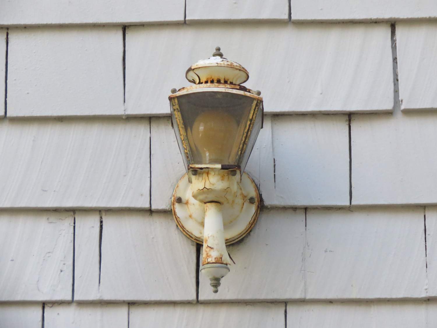 Solve Light Fixture on the Garage jigsaw puzzle online with 63 pieces