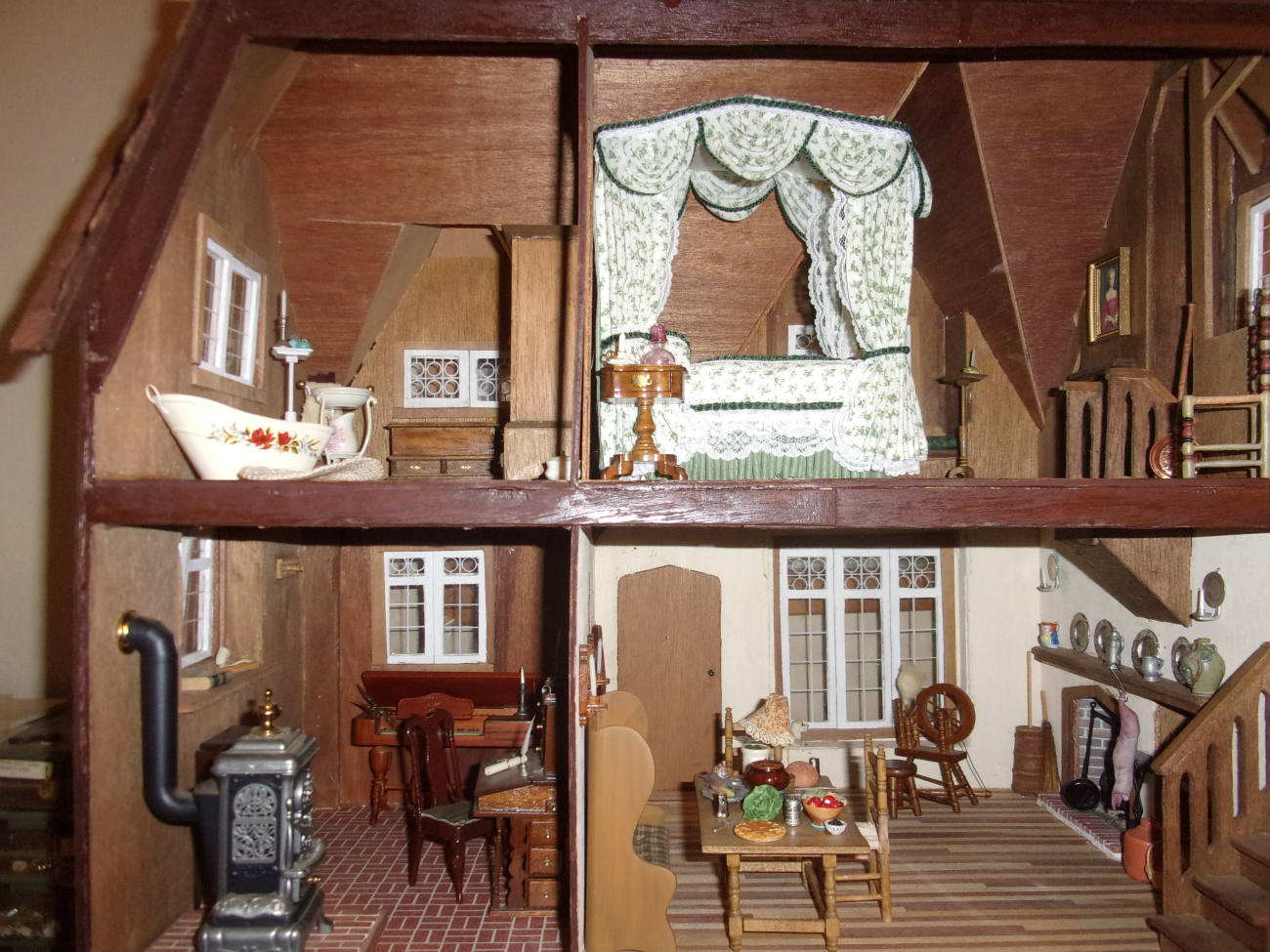 Solve colonial doll house jigsaw puzzle online with 130 pieces