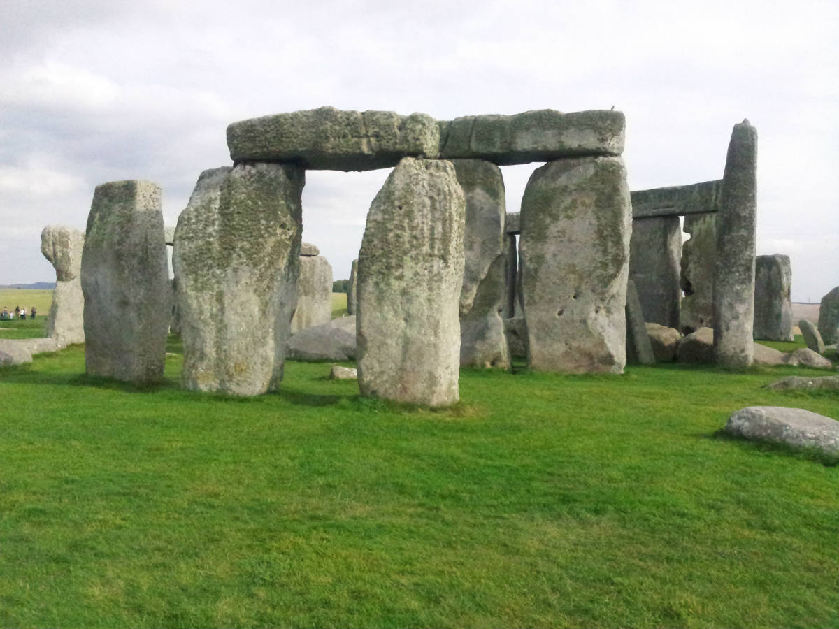 Solve Stonehenge jigsaw puzzle online with 88 pieces