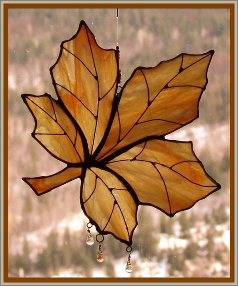 Solve Autumn leaf in stained glass jigsaw puzzle online with 12 pieces