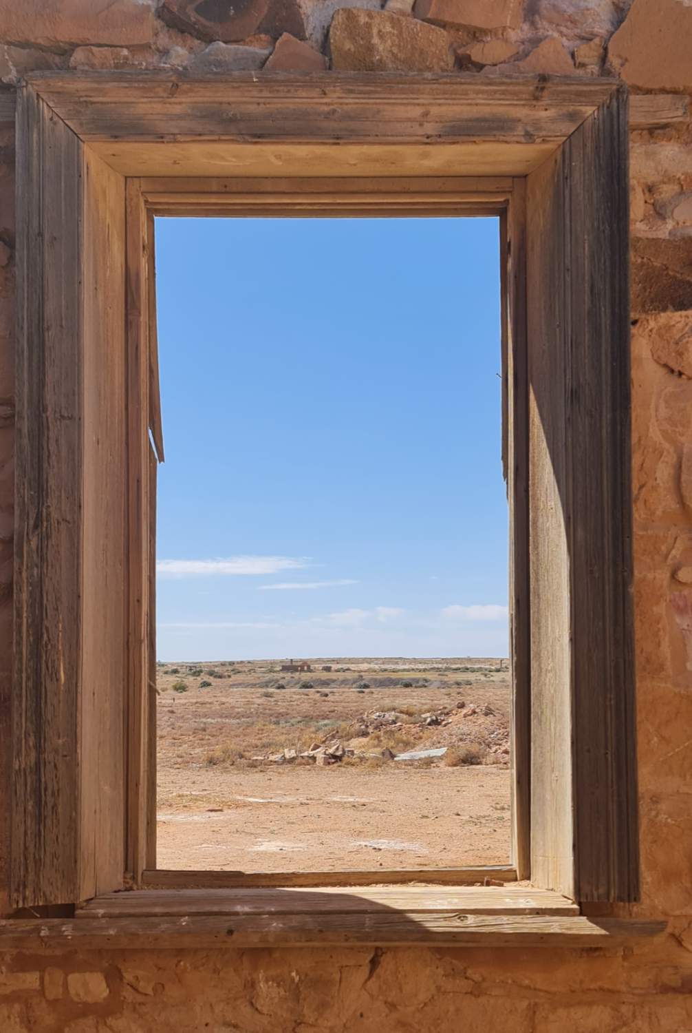 Solve View through the window jigsaw puzzle online with 150 pieces