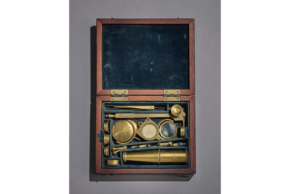 Solve The Darwin Family Microscope jigsaw puzzle online with 77 pieces