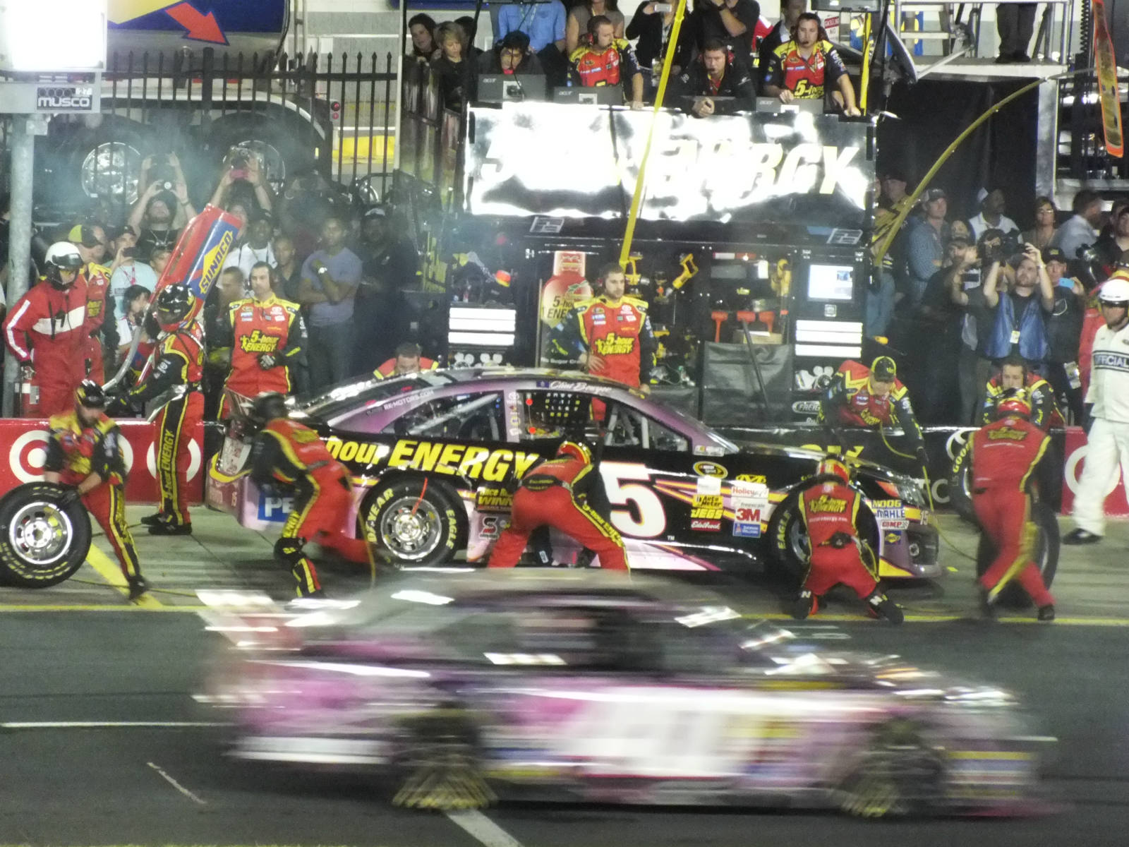 Solve Nascar pit stop jigsaw puzzle online with 374 pieces