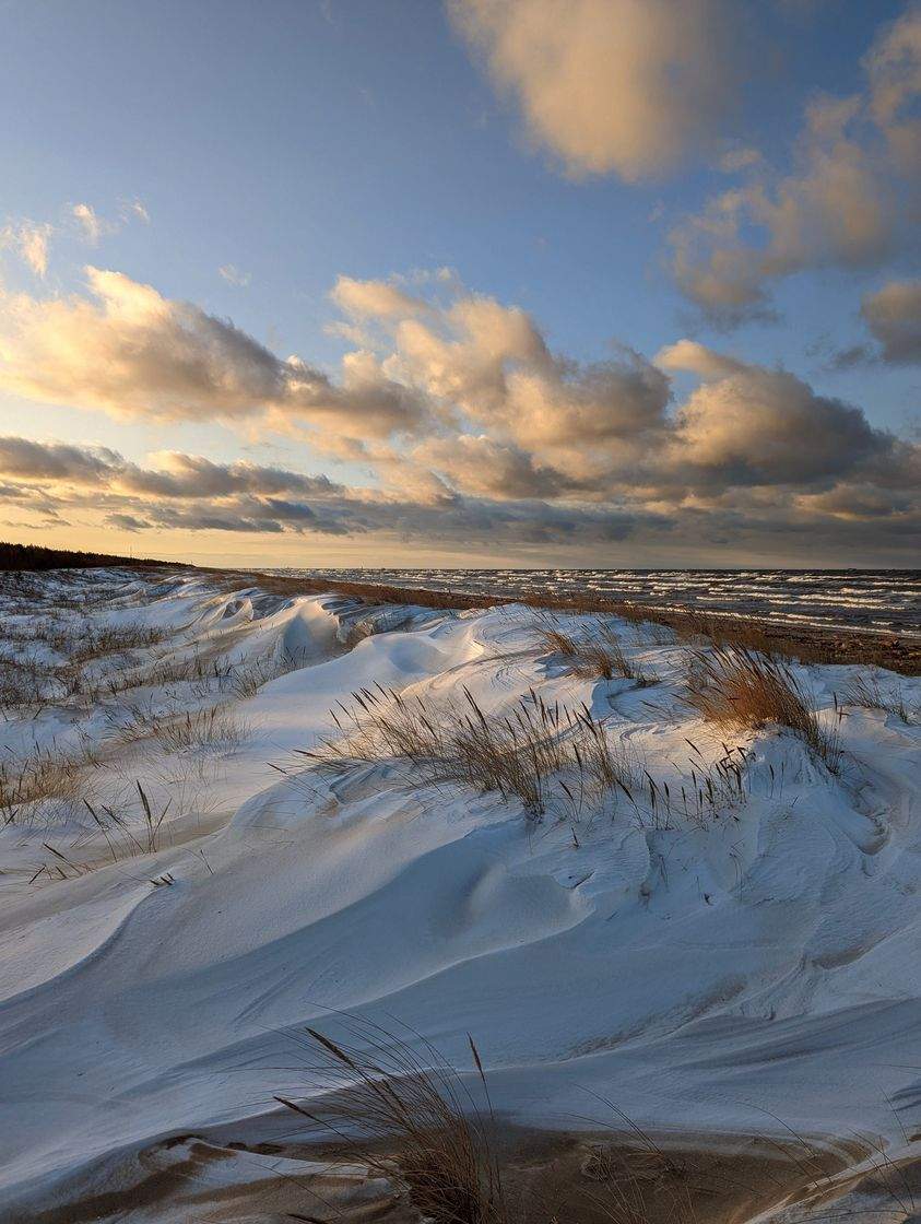 Solve seaside winter scene in Latvia jigsaw puzzle online with 88 pieces