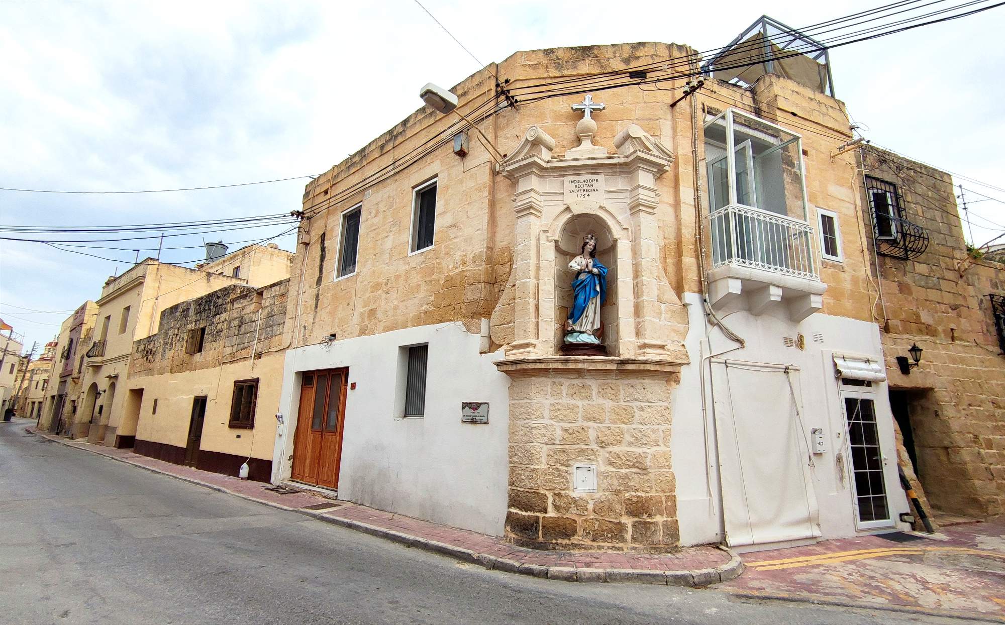 Solve Ħal-Muxi, Ħaż-Żebbuġ jigsaw puzzle online with 252 pieces