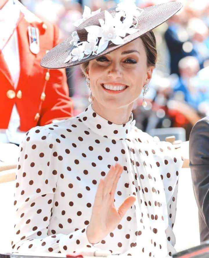 Solve Lovely Duchess Catherine jigsaw puzzle online with 99 pieces