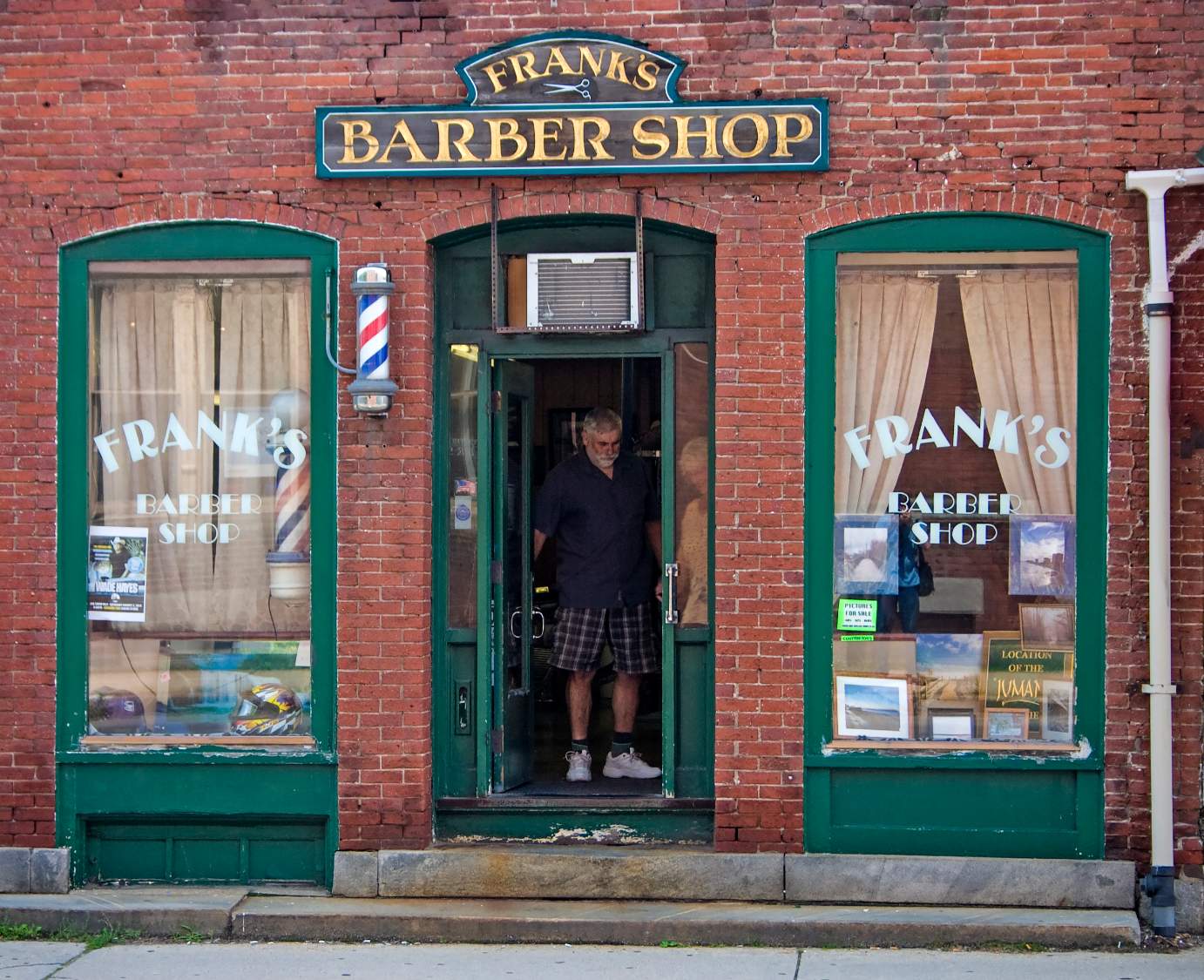 Solve Barber Shop in Keene, New Hampshire jigsaw puzzle online with 99 ...