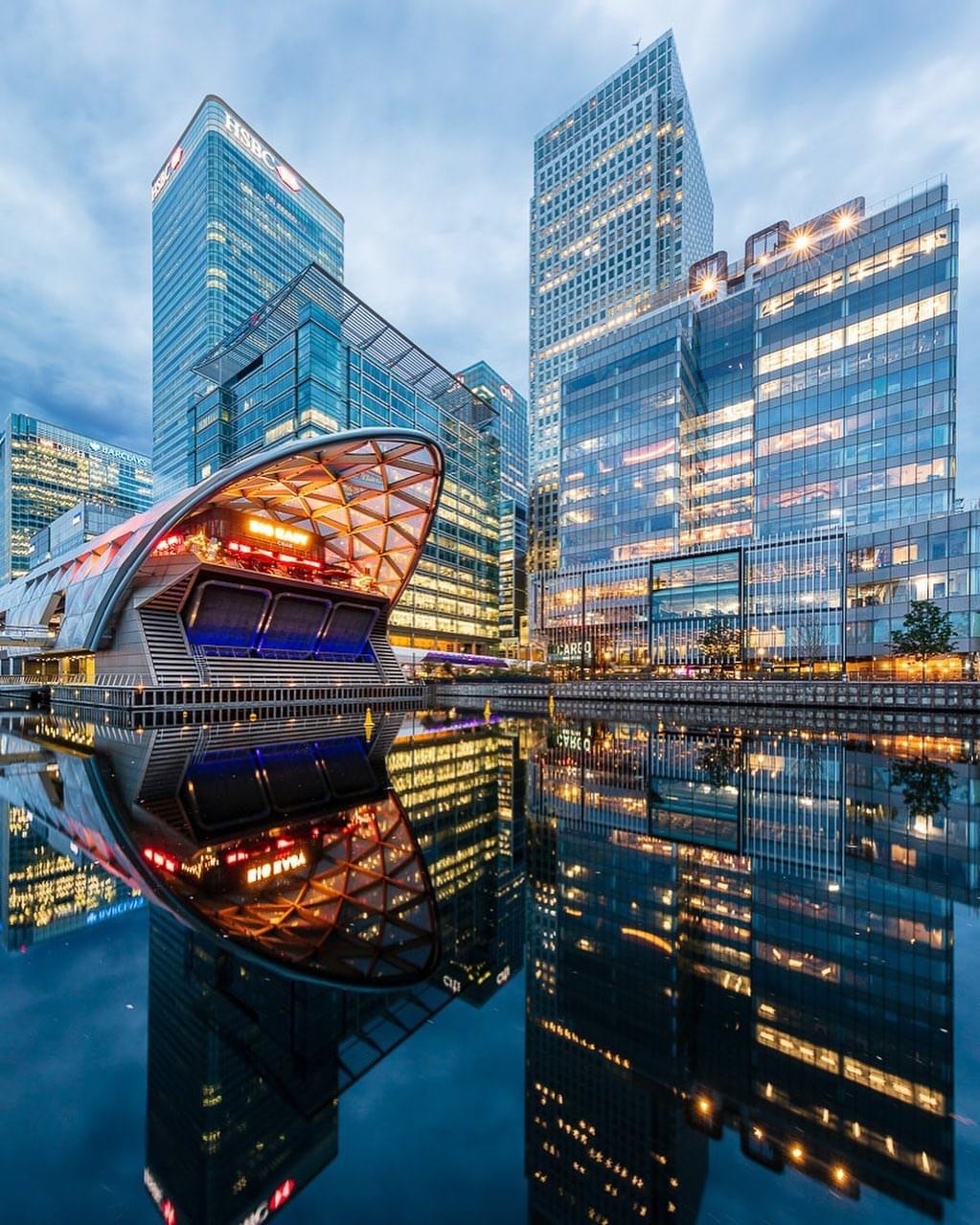 Solve Reflections jigsaw puzzle online with 378 pieces