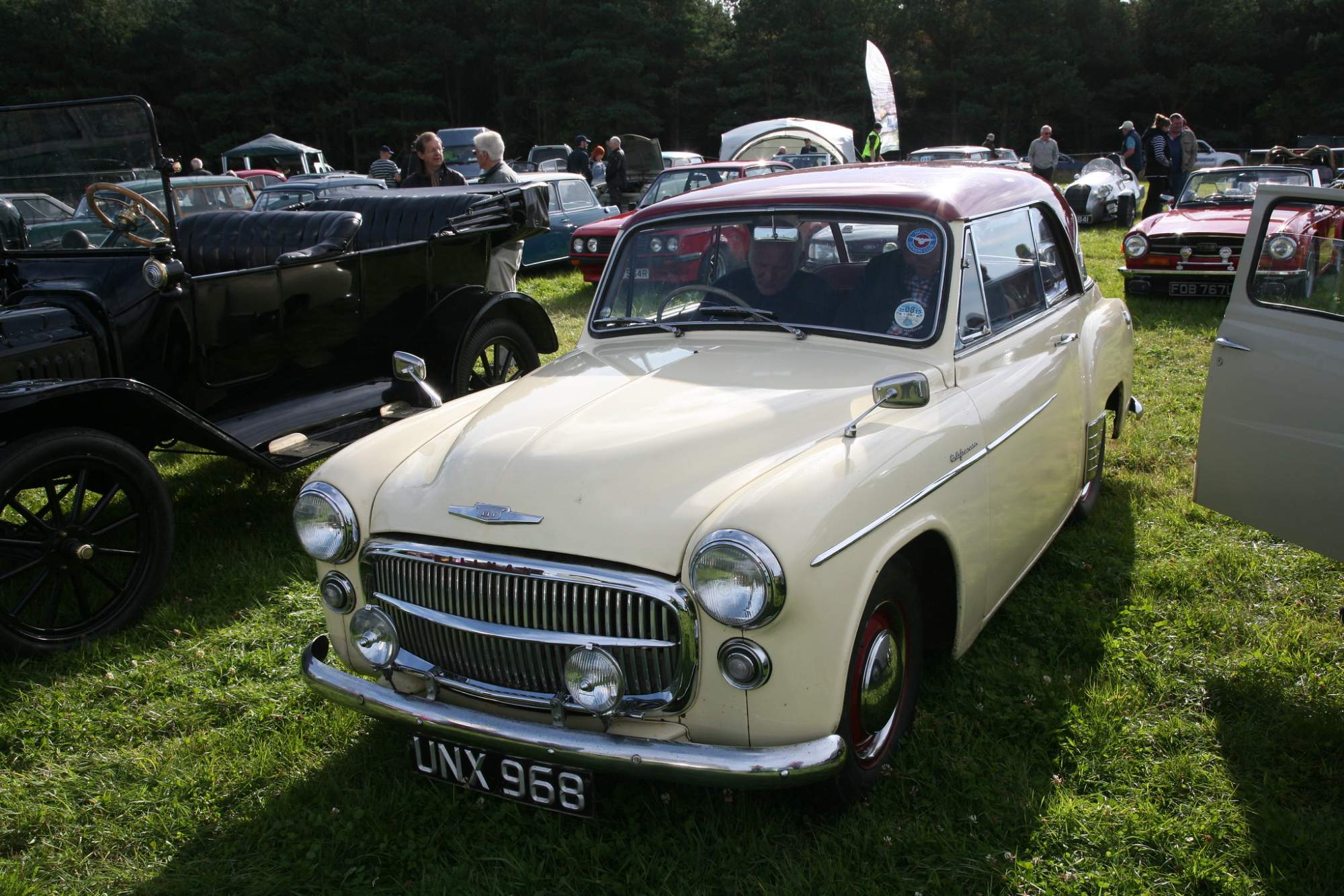 Solve Hillman Minx Californian - 1955 jigsaw puzzle online with 216 pieces