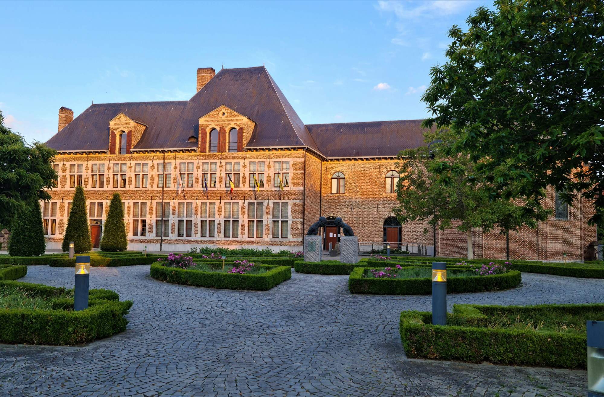 Solve Stadhuis Bree - Town Hall Bree jigsaw puzzle online with 486 pieces