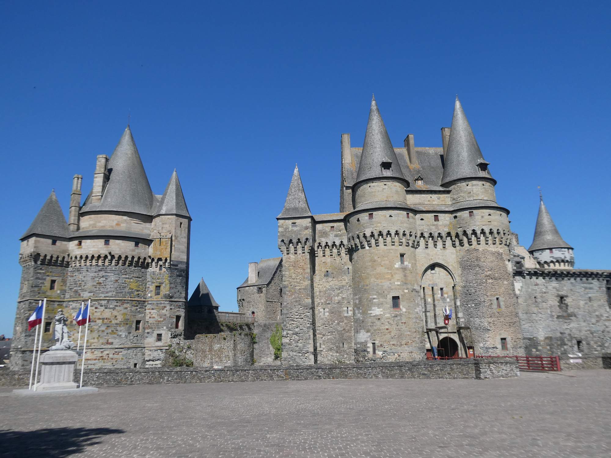 Solve Vitré - France jigsaw puzzle online with 204 pieces