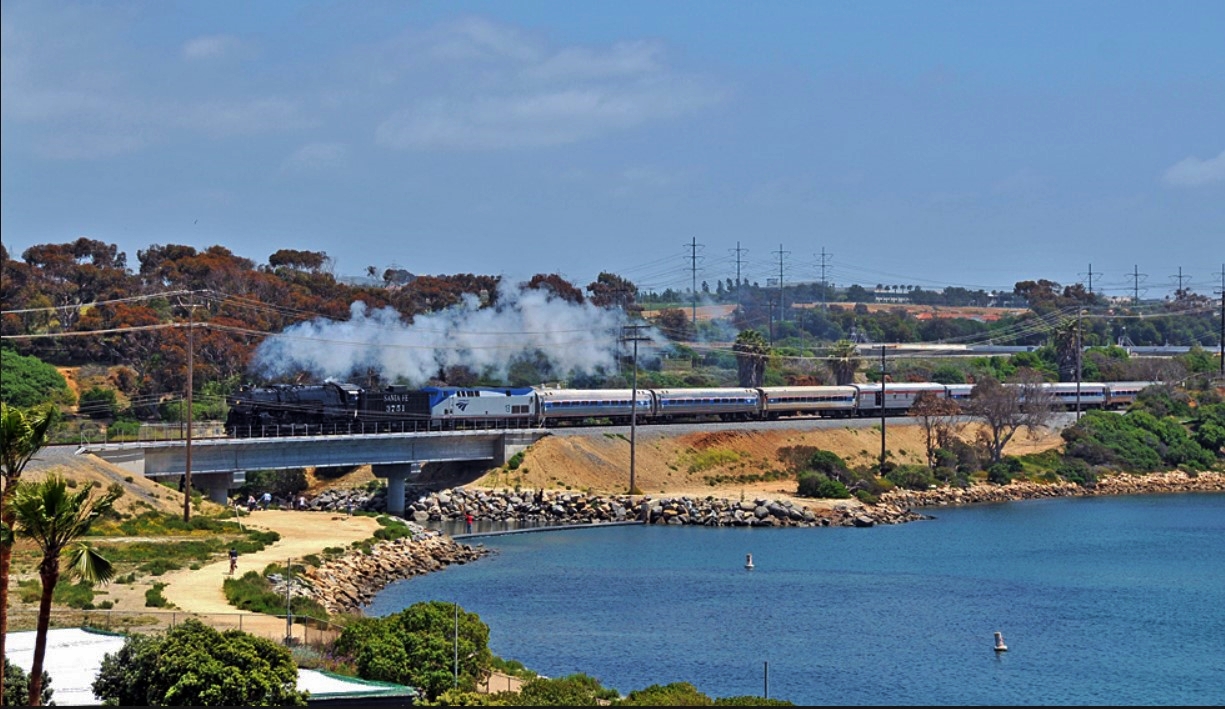 Solve Santa Fe #3751 heading up Amtrak train. jigsaw puzzle online with ...