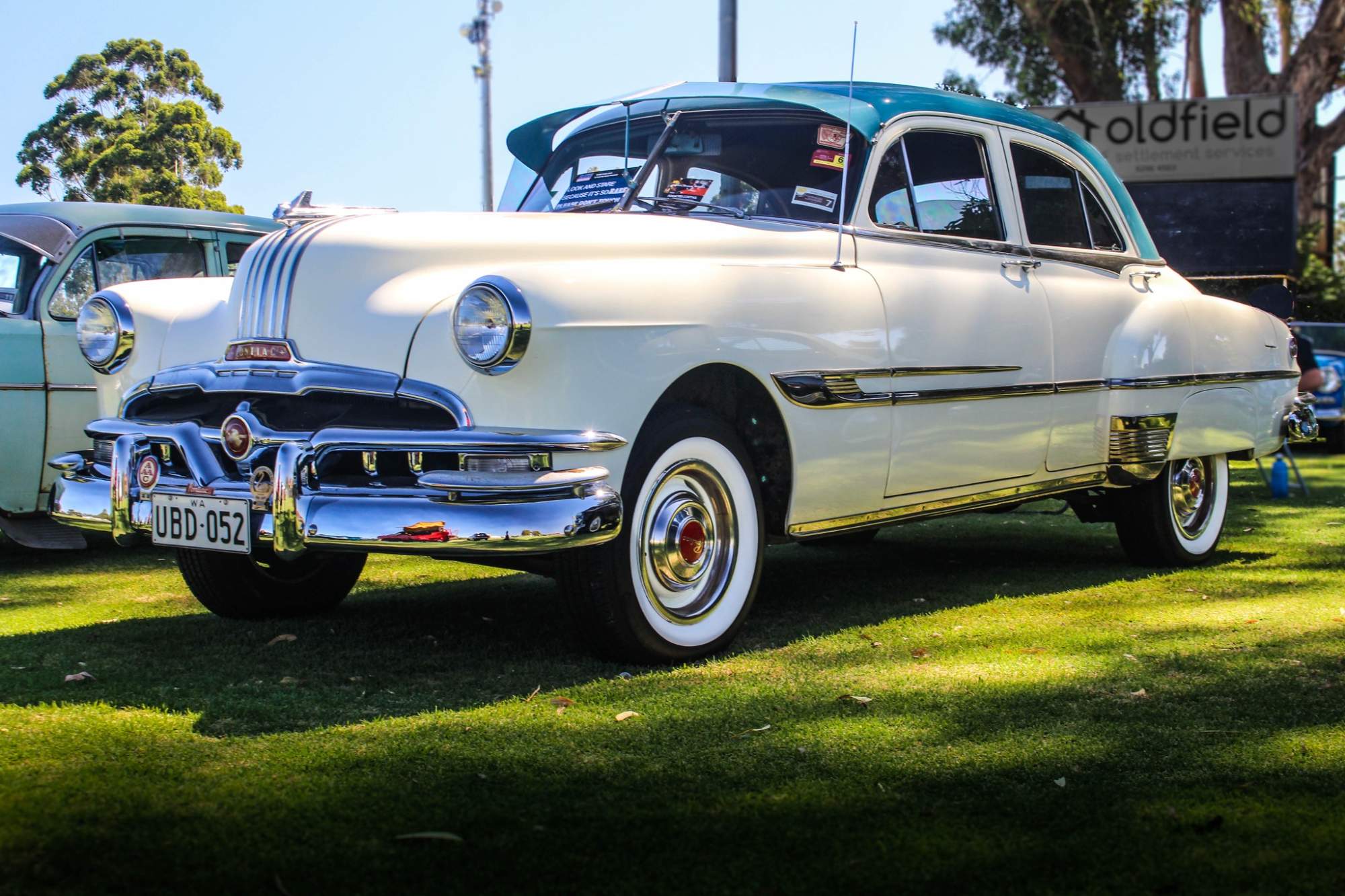 Solve '52 Pontiac Chieftain jigsaw puzzle online with 425 pieces